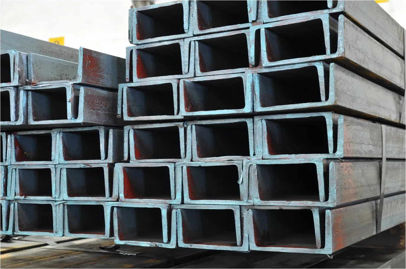 Mengenal Perbedaan Besi Hollow Hitam dan Galvanis! - MBT Steel